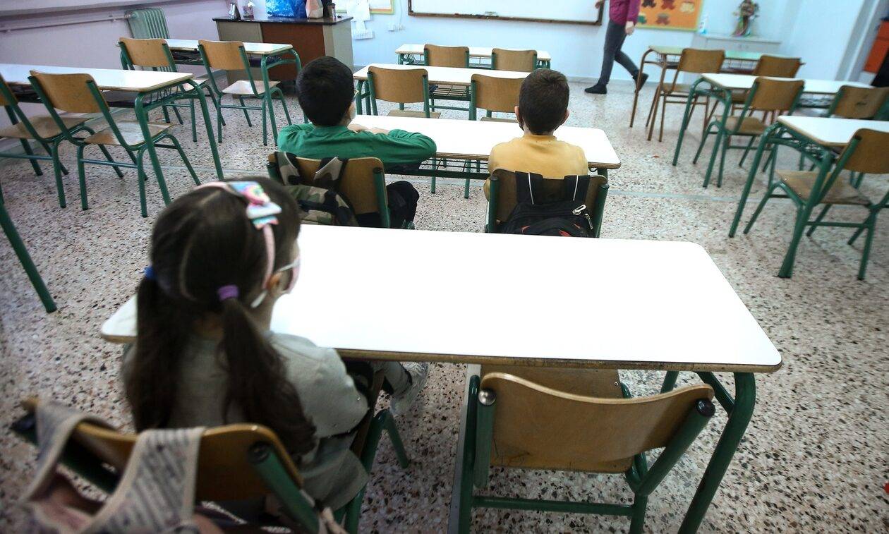 ΑΕΙ ΣΙΧΤΙΡ: Δασκάλα Δημοτικού στην Αθήνα προτρέπει τα αγοράκια σε ...