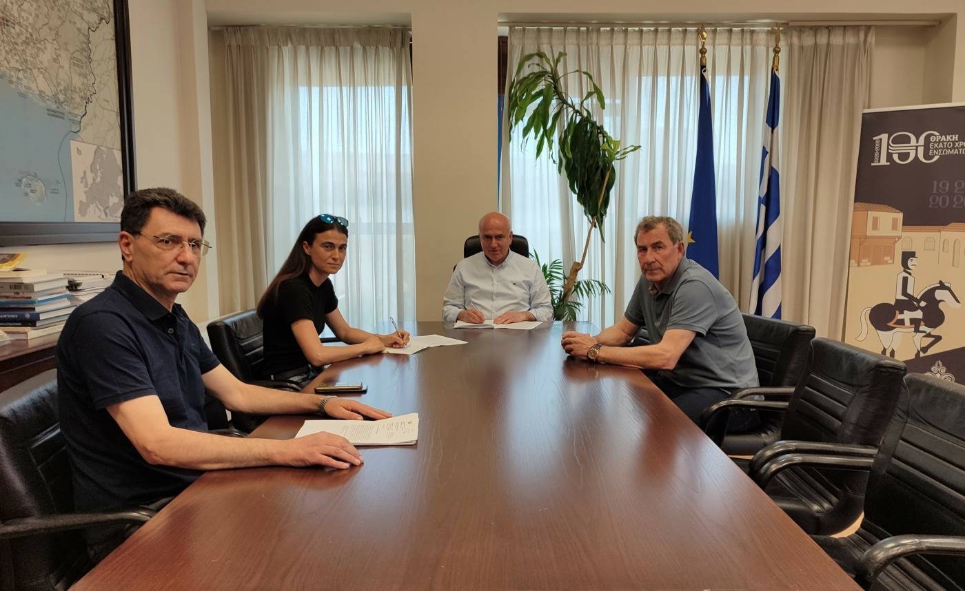 Υπογράφηκε από τον Περιφερειάρχη ΑΜΘ Χρήστο Μέτιο και την ανάδοχο ...