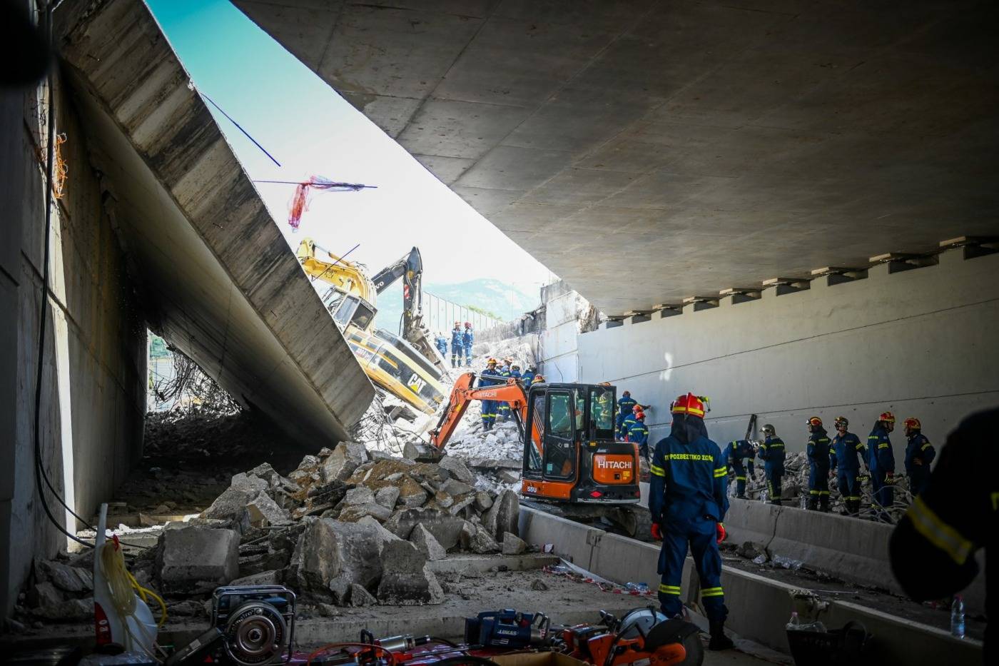 Κατάρρευση γέφυρας στην Πάτρα – Αναφορές για έναν νεκρό και πολλούς ...