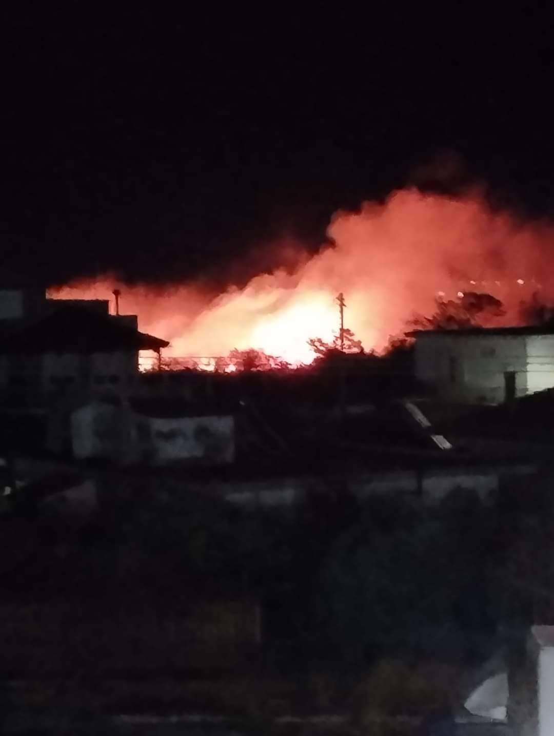 Σβήνει η φωτιά στην περιοχή πίσω απο τα Νεκροταφεία