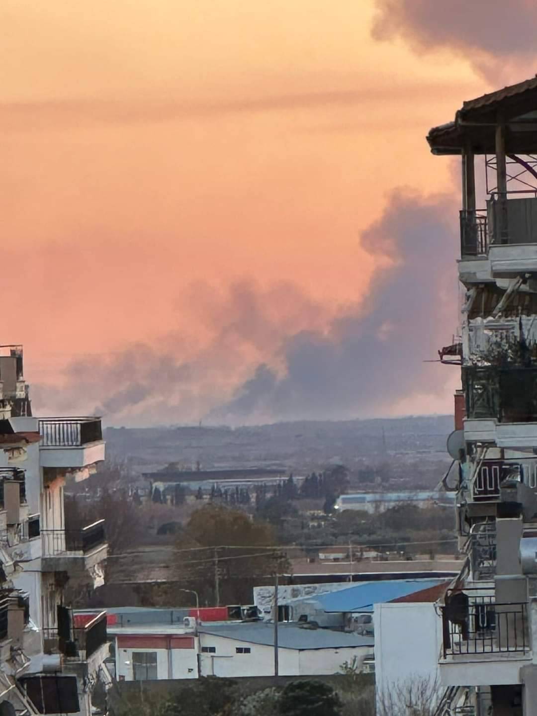 Συμβαίνει τώρα: Μεγάλη φωτιά σε καλαμιές στα Μάγγανα - Συναγερμός στην ...